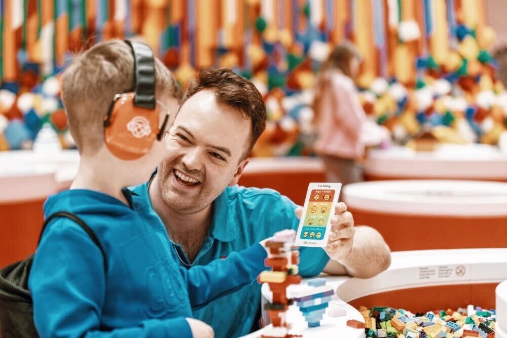 LEGOが店舗に“感覚過敏”対策セットを設置。自閉症の子の買い物ストレスを軽減 | 世界のソーシャルグッドなアイデアマガジン | IDEAS ...