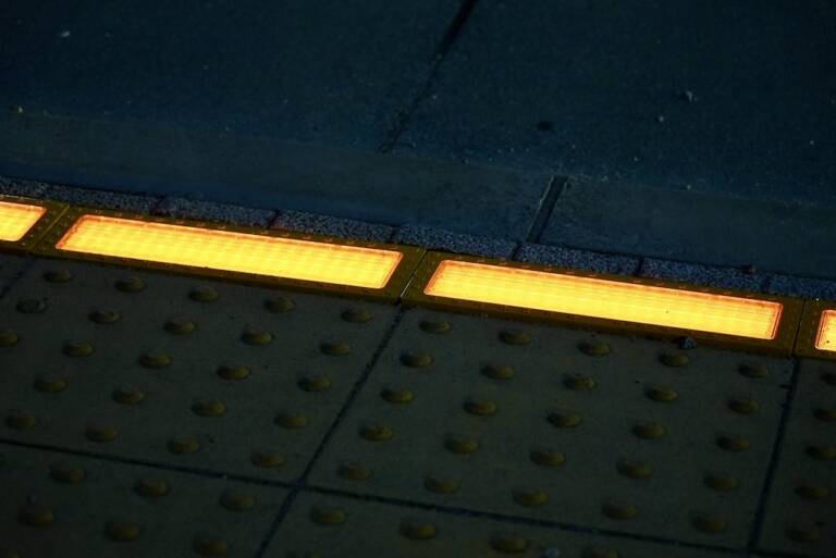 “光る地面”が、横断歩道の存在を知らせる。信号のない道で子どもの交通事故防止に | 世界のソーシャルグッドなアイデアマガジン | IDEAS FOR GOOD